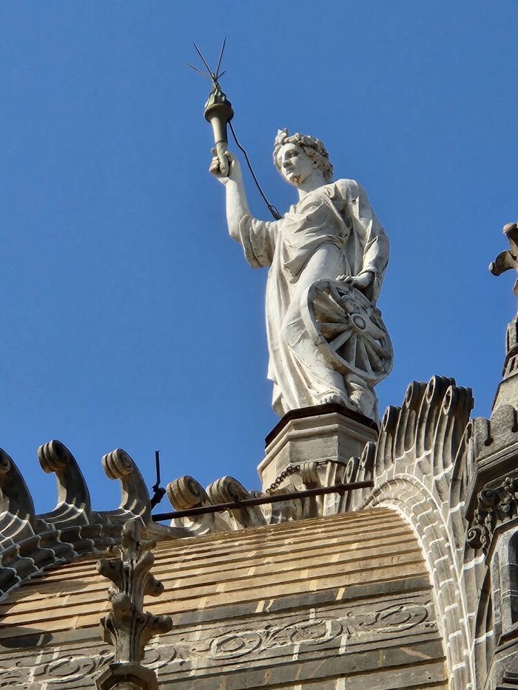 “The Crown Jewel of Mumbai”- Inside CSMT Tour – Raconteur Tours